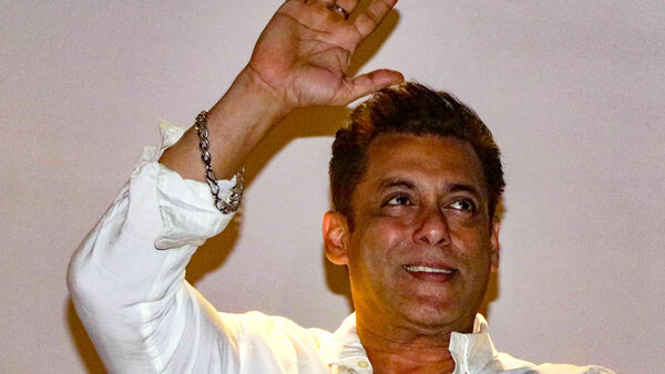 Firing At Salman Khans House সলমনের বাড়িতে গুলি চালানোর ঘটনায়